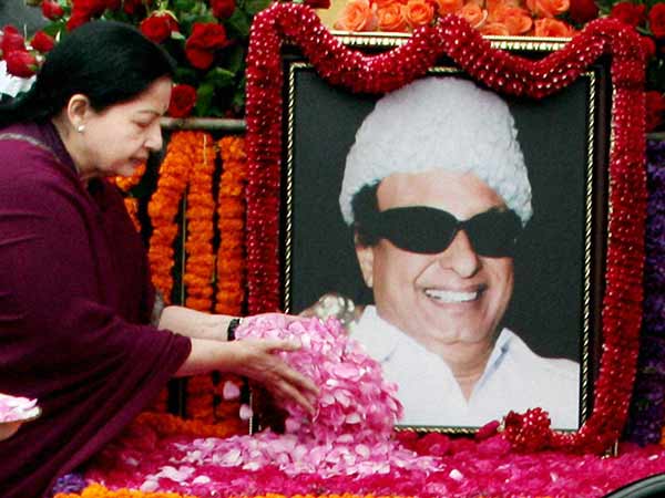 ఎంజీఆర్ అంత్యక్రియల్లో.. జయను కొట్టి.. కిందకు నెట్టి(వీడియో ...