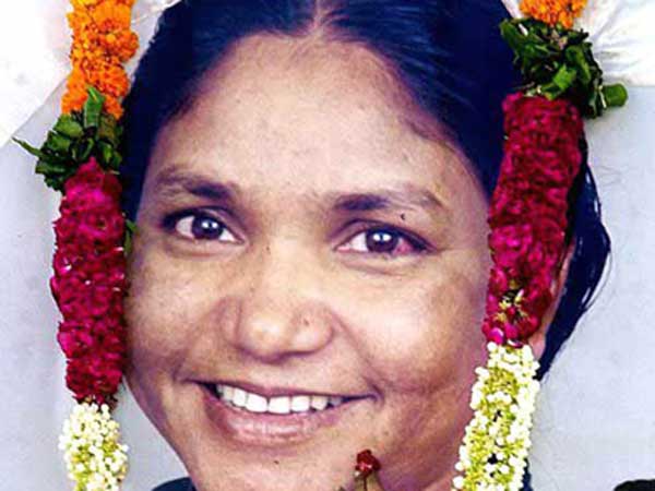 భూమి లాక్కొన్నారు, పూలన్ దేవి తల్లికి కష్టాలే, తిండి కోసమిలా ...