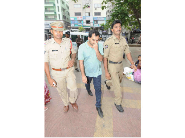 మొన్న రవికిరణ్.. నిన్న రవీంద్ర.. అనిత ఫిర్యాదుతో అరెస్టు, అండగా వైసీపీ ...