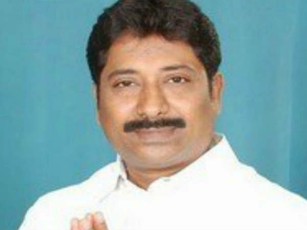 కోడిగుడ్ల దాడి...వైసిపి ఫిరాయింపు ఎమ్మెల్యే అశోక్ రెడ్డికి పరాభవం ...