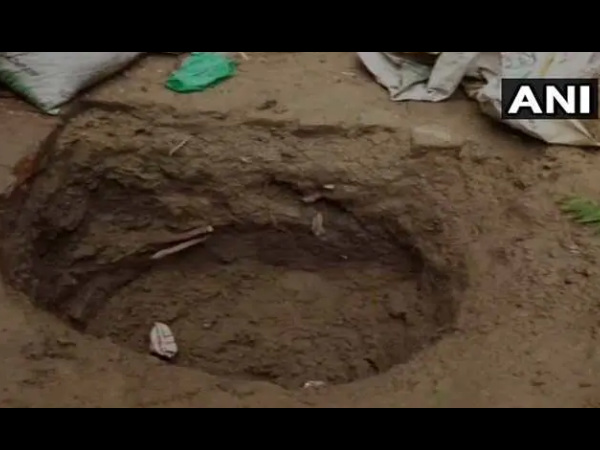 మాంత్రికుడి మాట: కుమార్తెను సజీవంగా ఇంటిలో పాతిపెట్టిన తల్లిదండ్రులు, టీచర్ ! | Minor buried ...