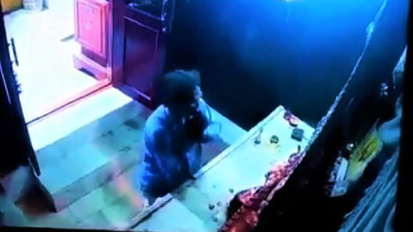 A thief caught on camera praying before stealing idol's crown in ...
