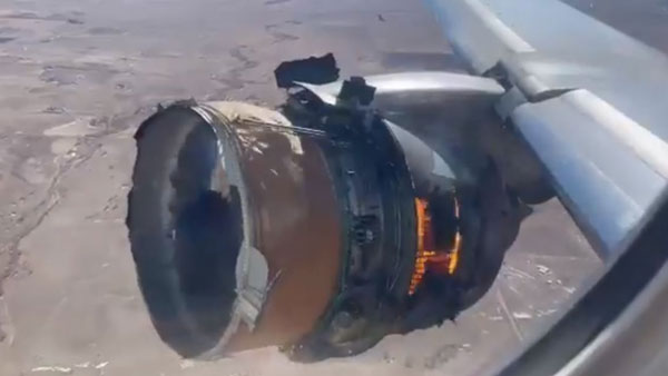 United Airlines Boeing 777: విమానం గాల్లో ఉండగా ఇంజిన్‌కు అంటుకున్న ...