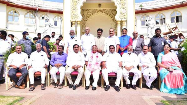 ఎమ్మెల్సీగా ప్రమాణం చేసిన బండ ప్రకాష్.!అభినందించిన మంత్రులు.! | Banda ...