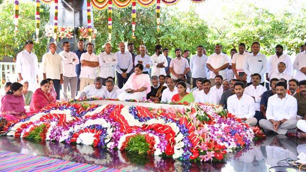 వైఎస్సార్ జిల్లాలో జగన్ రెండోరోజు టూర్-తండ్రికి నివాళులు-పులివెందులపై ...