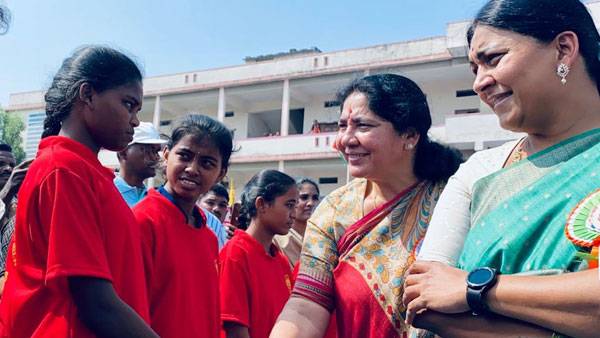 విద్యార్థులతో కబడ్డీ ఆడిన మంత్రి సత్యవతి రాథొడ్, ఎంపీ మాలోతు కవిత ...