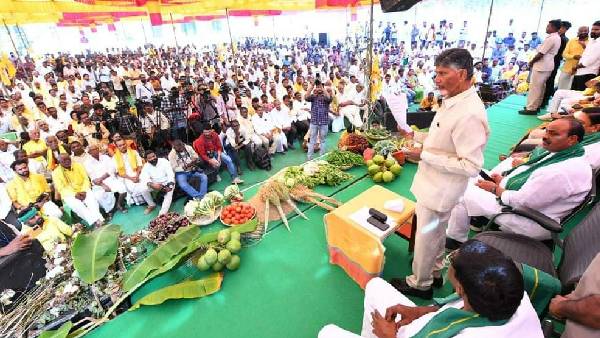 రైతులపై వాలంటీర్ల పెత్తనం-పట్టా పుస్తకాలపై జగన్ ఫొటో ఎందుకు ...