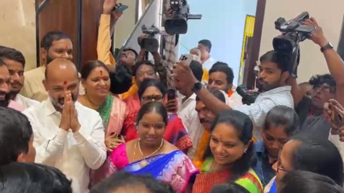 ఇంట్రెస్టింగ్.. నవ్వుతూ పలకరించుకున్న బండి సంజయ్, ఎమ్మెల్సీ కవిత ...