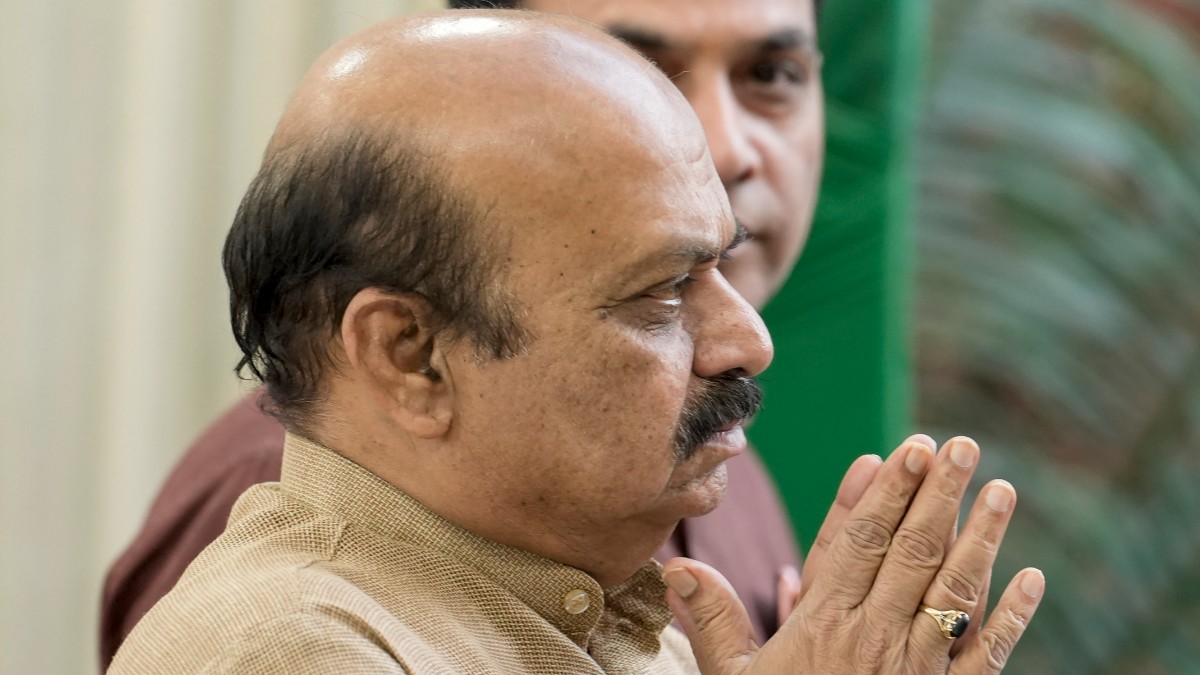 బొమ్మై ఫస్ట్ రియాక్షన్ ఇదే: కారును అడ్డుకున్న కార్యకర్తలు | We will do a detailed analysis, says ...