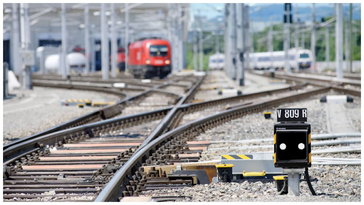 రైల్వే ట్రాక్ ను మార్చేదెవరు? ట్రాక్ షిఫ్టింగ్ అంటే? | know about ...