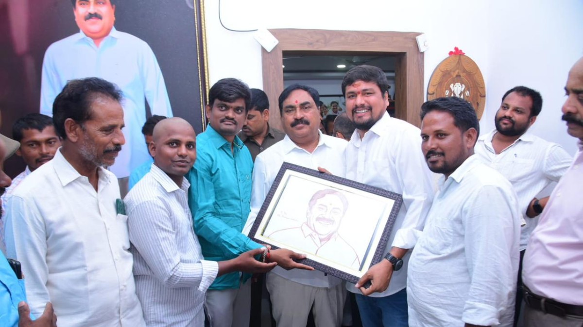 బ్లడ్ ఆర్ట్: మంత్రి ఎర్రబెల్లికి పుట్టినరోజు గిఫ్ట్; వీరాభిమానం ...