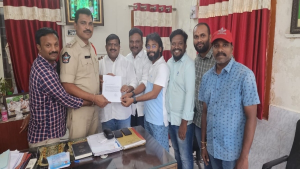 రాజకీయ నాయకుడై ఉండీ హింసను ప్రేరేపించేలా?: నారా లోకేష్‌పై కేసులే కేసులు | YSRCP supporters ...