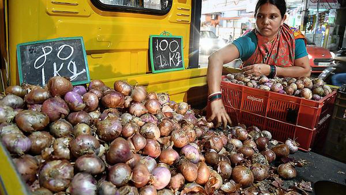 ఉల్లి ధరలపై కేంద్రం కీలక నిర్ణయం: టమోటా తరువాత..!! | Centre has imposed an export duty of 40 ...
