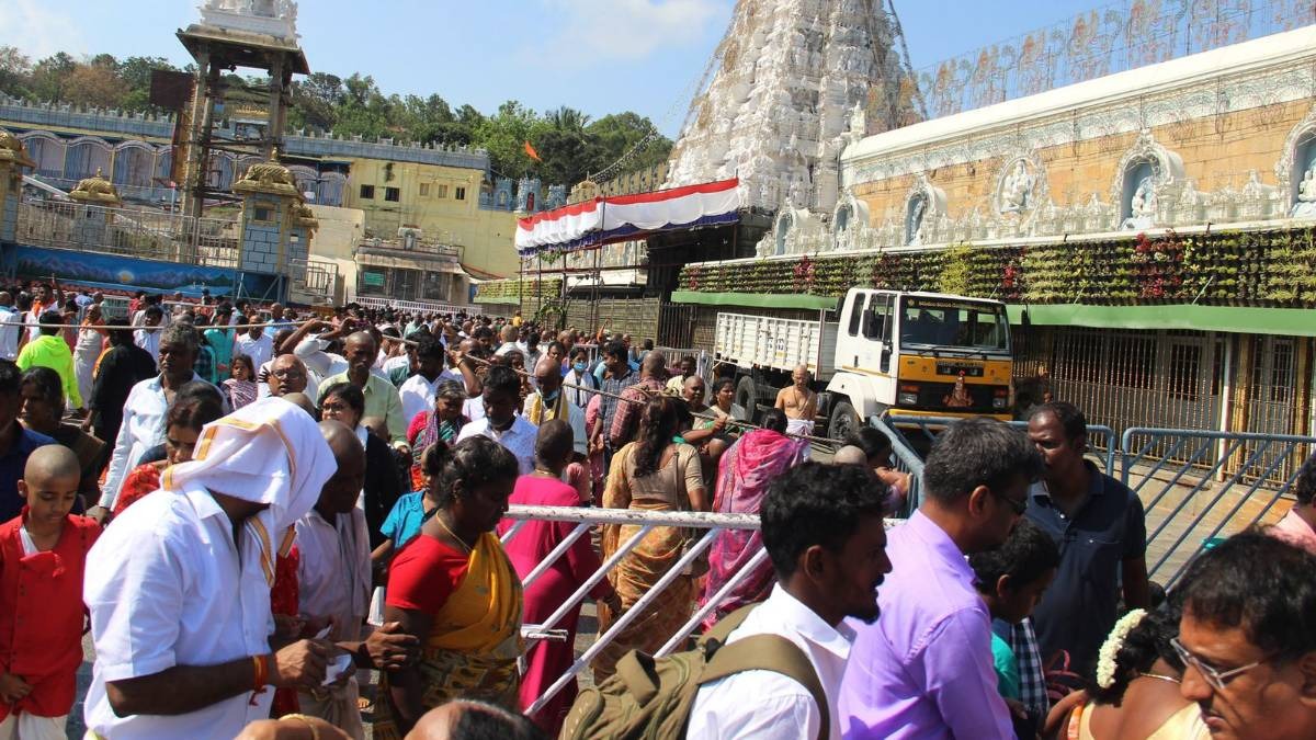 Tirumala: తిరుమలలో కొనసాగుతోన్న భక్తుల రద్దీ.. శ్రీవారి దర్శనానికి 18 ...