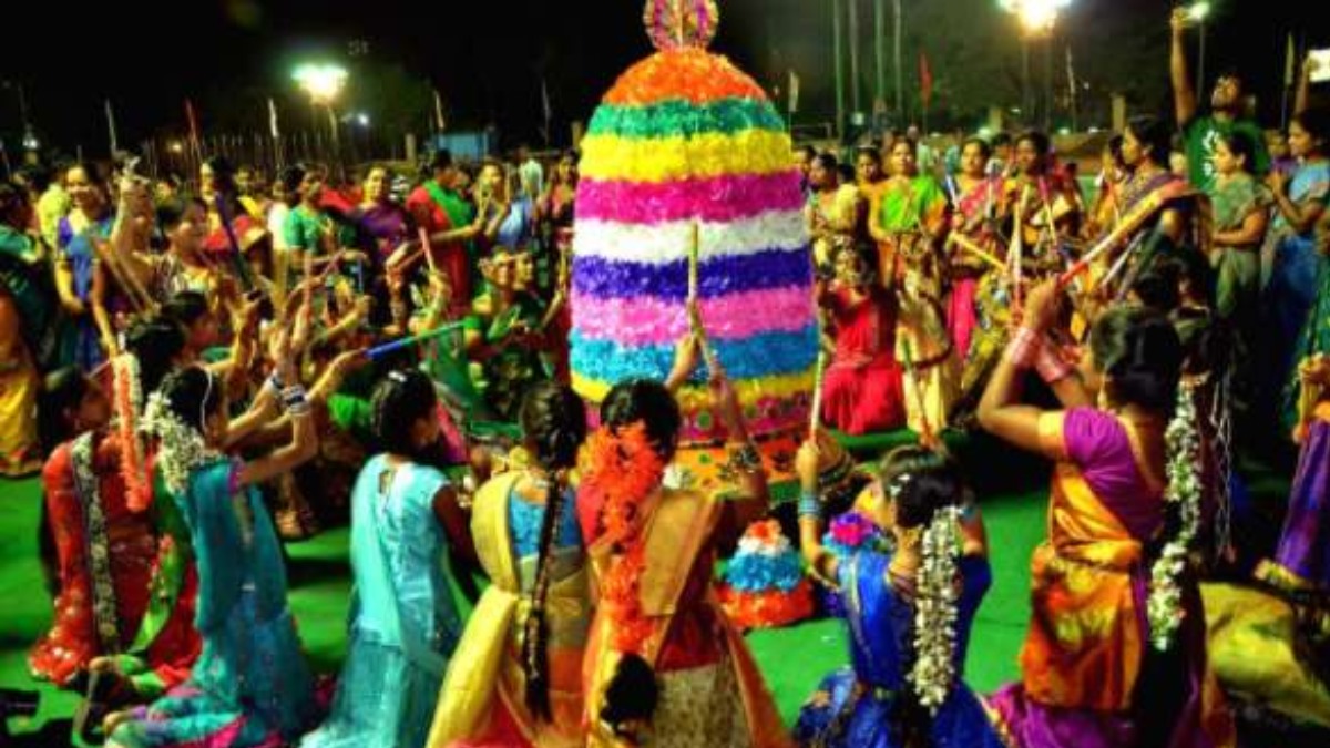 మూడోరోజు ముద్దపప్పు బతుకమ్మ.. ఏం చేస్తారంటే!! | muddapappu Bathukamma ...