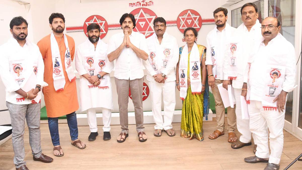 తెలంగాణలో పోటీ అందుకే: జనసేన అభ్యర్థులకు బీ ఫాంలు అందించిన పవన్ కళ్యాణ్ | Pawan Kalyan gives B ...