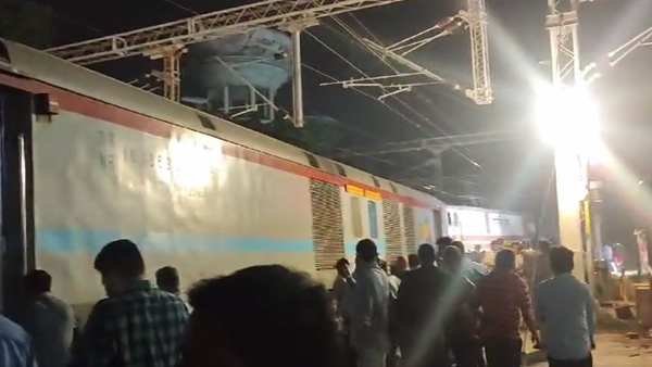 పట్టాలు తప్పిన సూపర్ ఫాస్ట్ ఎక్స్‌ప్రెస్.. | Suhaildev Express train ...