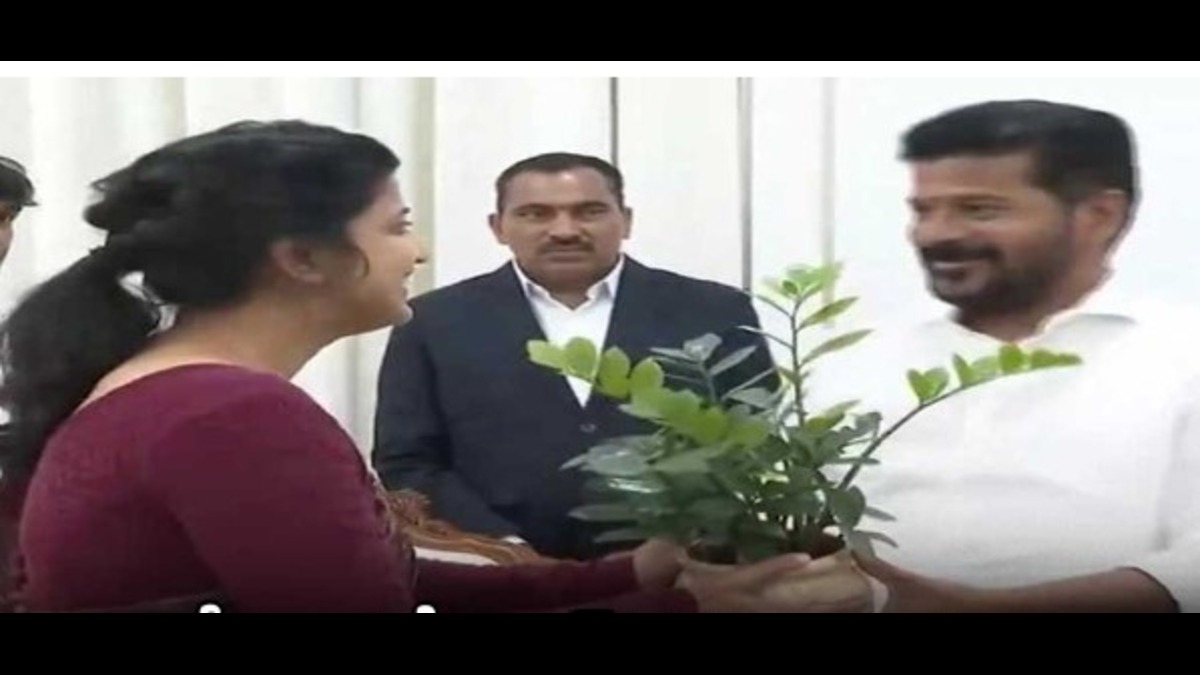 సీఎం రేవంత్ రెడ్డిని కలిసిన ఐఏఎస్ ఆఫీసర్ ఆమ్రపాలి | IAS officer ...