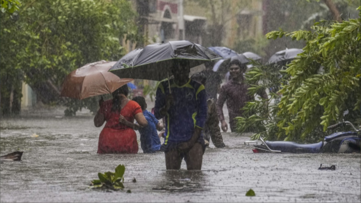 Cyclone Michaung:ఏపీలో భారీ వర్షాలు.. విధ్వంసం సృష్టిస్తోన్న మిఛౌంగ్ తుపాను | Cyclone Michaung ...
