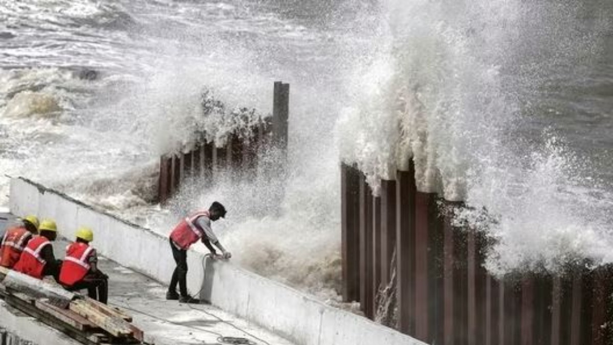 Michaung Cyclone: ముంచుకొస్తున్న తుఫాను, భారీ వర్షాలు - 144 రైళ్లు ...