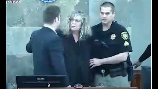 కోర్టులో శిక్ష విధించిన మహిళా జడ్జీపైకి దూకేసిన నిందితుడు: చివరకు.. (వీడియో) | Caught on camera ...