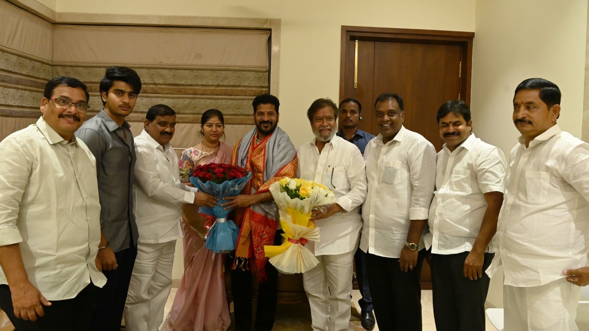 రేవంత్ రెడ్డిని కలిసిన బీఆర్ఎస్ ఎమ్మెల్సీ పట్నం మహేందర్ రెడ్డి దంపతులు ...