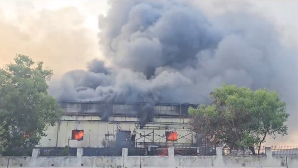 రంగారెడ్డి జిల్లాలో ఫార్మా కంపెనీలో భారీ అగ్నిప్రమాదం.. మంటలతో 50మంది ...