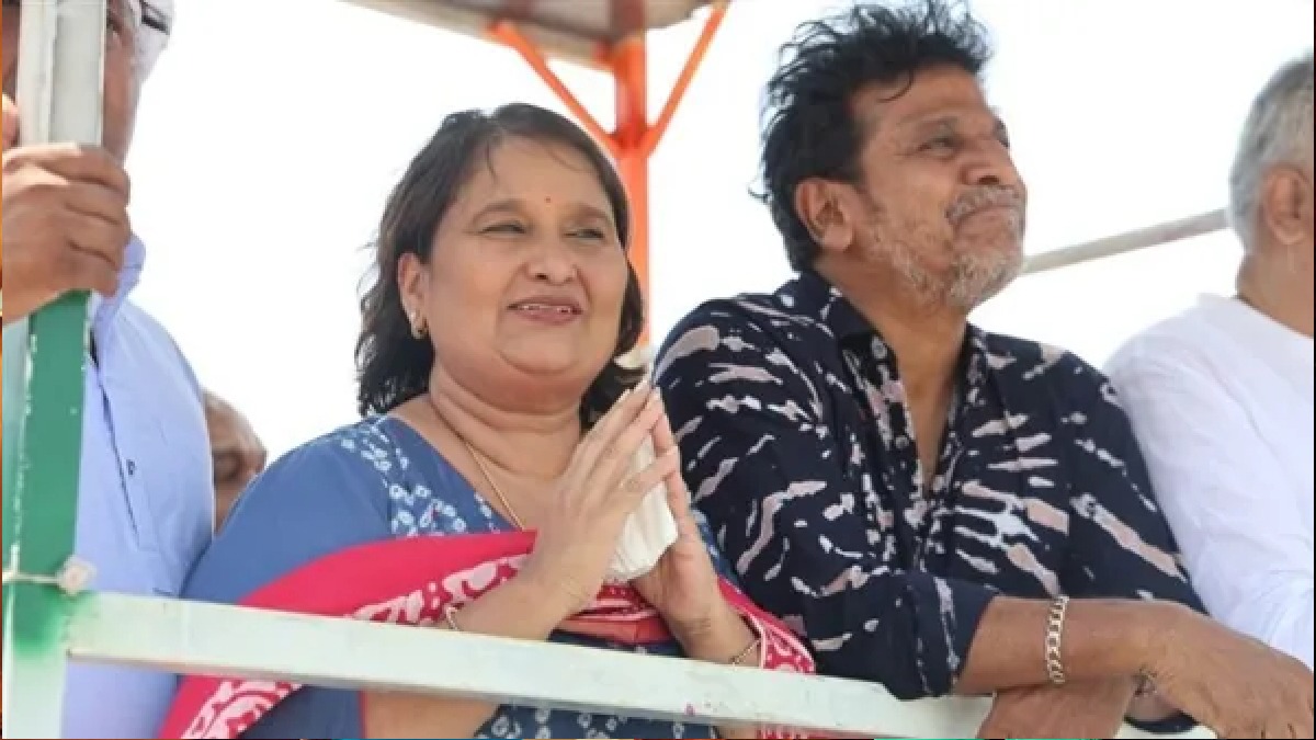 భార్య కోసం స్టార్ హీరో బైక్ ర్యాలీ, ఫ్యాన్స్ ఎంట్రీ, మంత్రి ఎంట్రీతో హాట్ టాపిక్. అంతా ఒకే ...