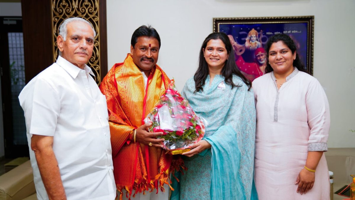 విజయవాడపై కేశినేని, లింగమనేని పట్టు | Kesineni Swetha met YSRCP's ...