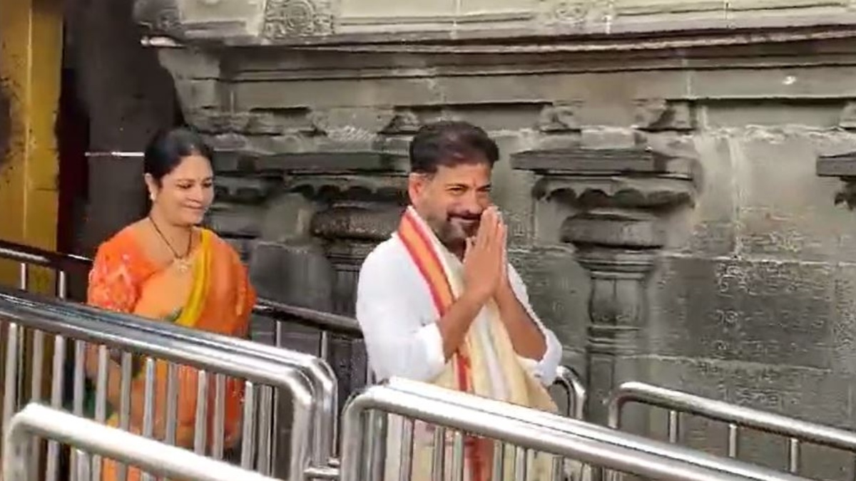 తిరుమలలో మొక్కులు చెల్లించిన రేవంత్ రెడ్డి | CM Revanth Reddy along ...