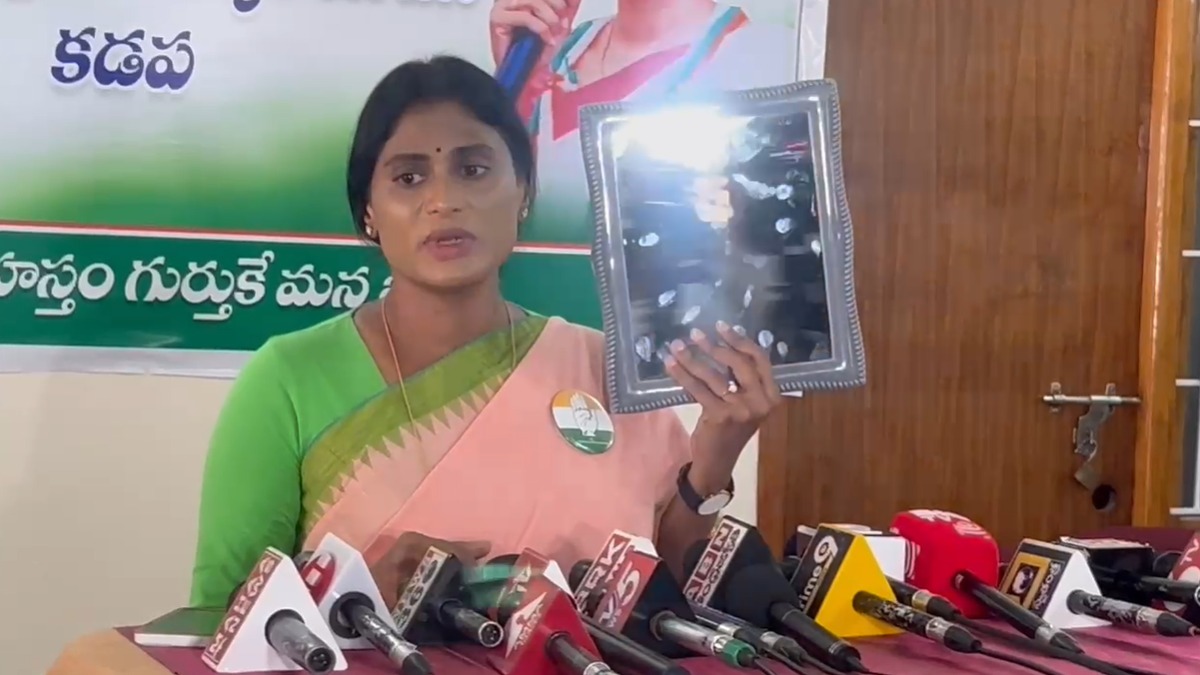 YS Sharmila: జగన్ కు అద్దం పంపిన షర్మిల - చంద్రబాబు పిచ్చి ఎందుకు ? మానసికస్ధితిపై ఆందోళన ...