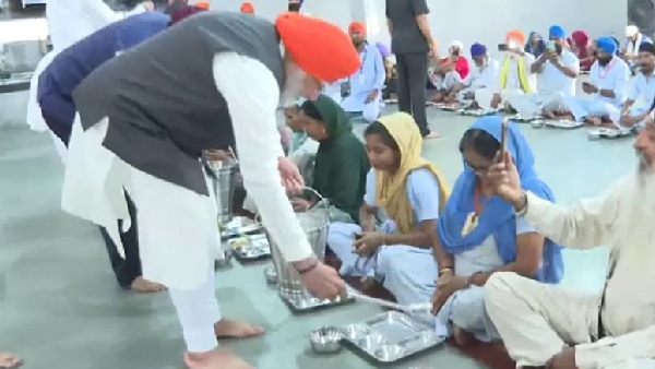 గరిటె తిప్పిన ప్రధాని మోదీ | PM Modi serves langar at Gurudwara Patna ...