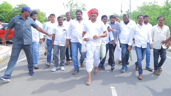 చేపల వల, సాంప్రదాయ మత్స్యకార వేషధారణలో అసెంబ్లీకి నరసాపురం ఎమ్మెల్యే ...