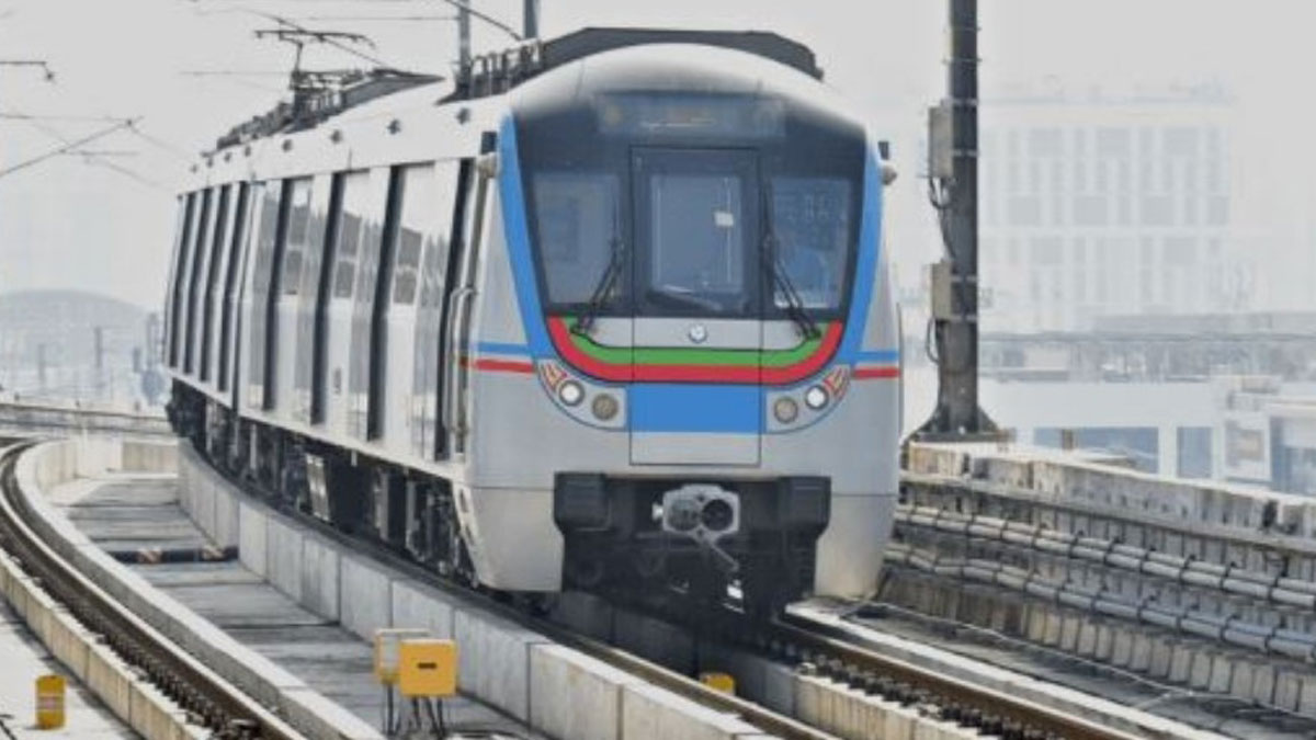 నిలిచిన హైదరాబాద్ మెట్రో రైళ్ల రాకపోకలు: ప్రయాణికుల ఇబ్బందులు ...