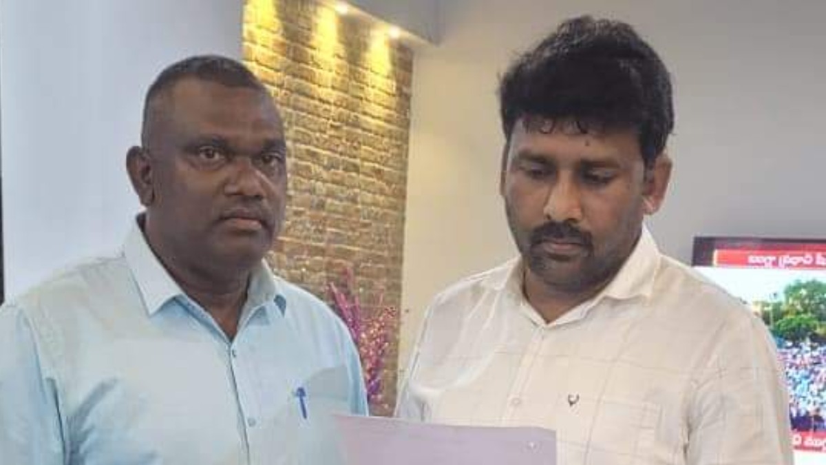 రెడ్ బుక్ వేట మొదలు: వైసీపీ సీనియర్ నేతకు నోటీసులు | Police have served ...