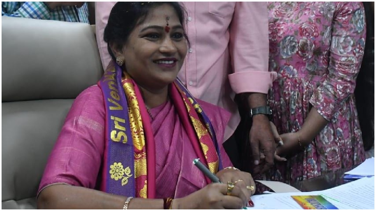 సంతకం పెట్టిన హోం మంత్రి వంగలపూడి అనిత | Vangalapudi Anitha assumed ...