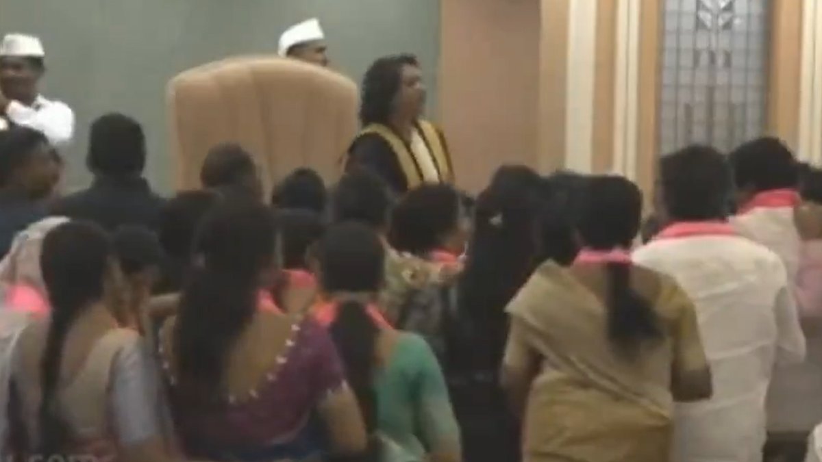 జీహెచ్ఎంసీ కౌన్సిల్ లో దాడులు - ఉద్రిక్తత..!! | Tension erupts at GHMC Counicl meeting, BRS ...