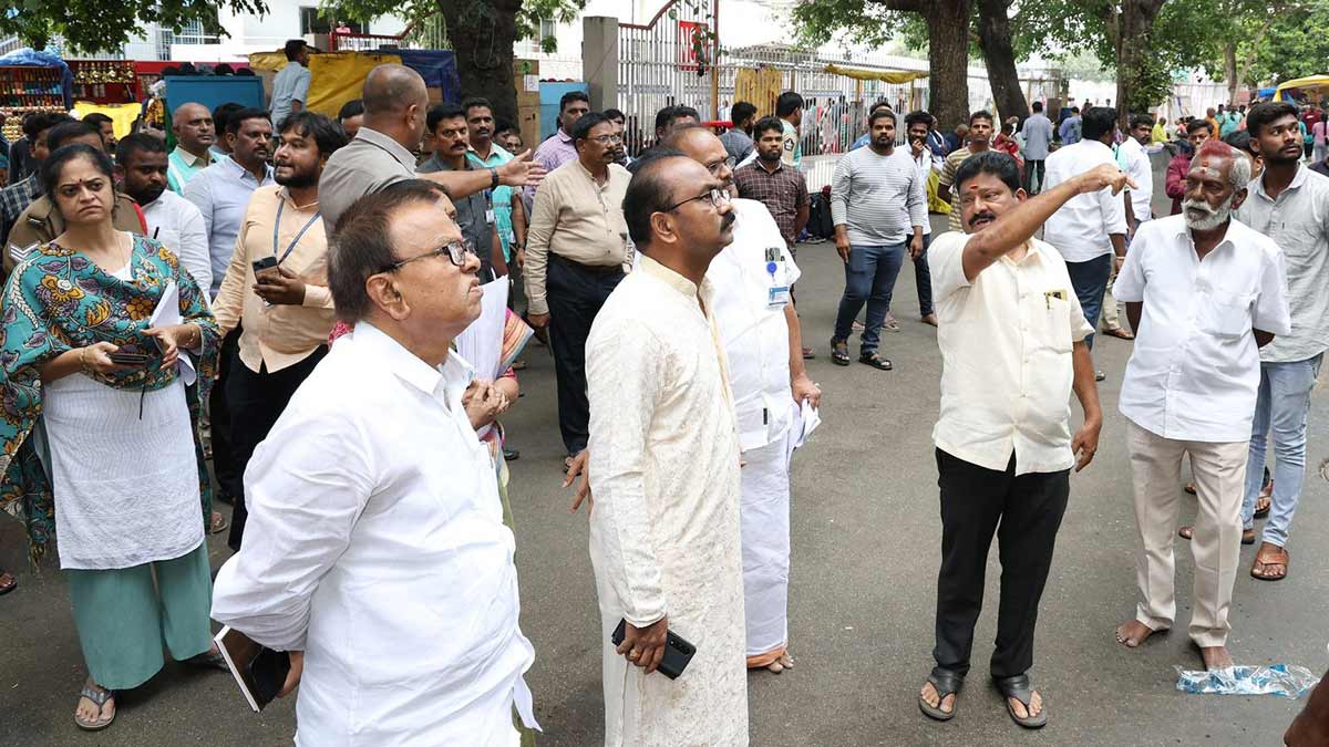 తిరుమలలో భక్తులకు ఇబ్బందికరం: తొలగించాలంటూ ఆదేశాలు | TTD EO Syamala Rao ...
