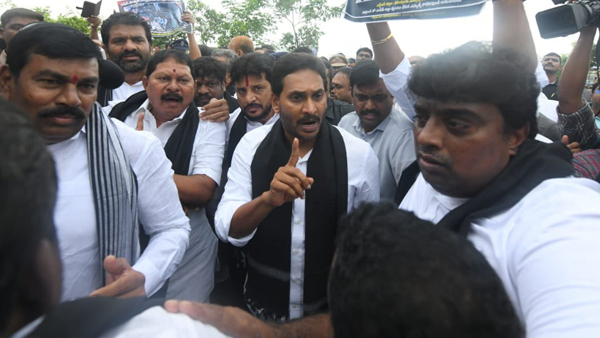 మధుసూదన్ రావ్.. గుర్తు పెట్టుకో: జగన్ ఉగ్రరూపం | YS Jagan and YSRCP MLAs arrived to attend AP ...