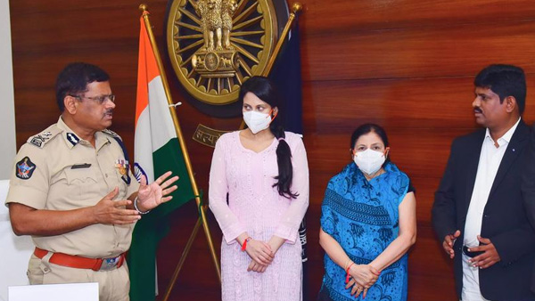 వరదల సమయంలో మళ్ళీ తెరమీదకు ముంబై నటి కాదంబరీ జెత్వానీ కేసు! | At the ...