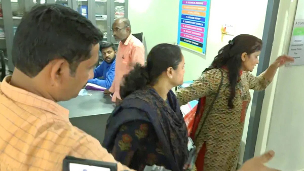 పోలీస్ స్టేషన్‌లో జానీ మాస్టర్ భార్య రచ్చ | Johnny Master's wife ...