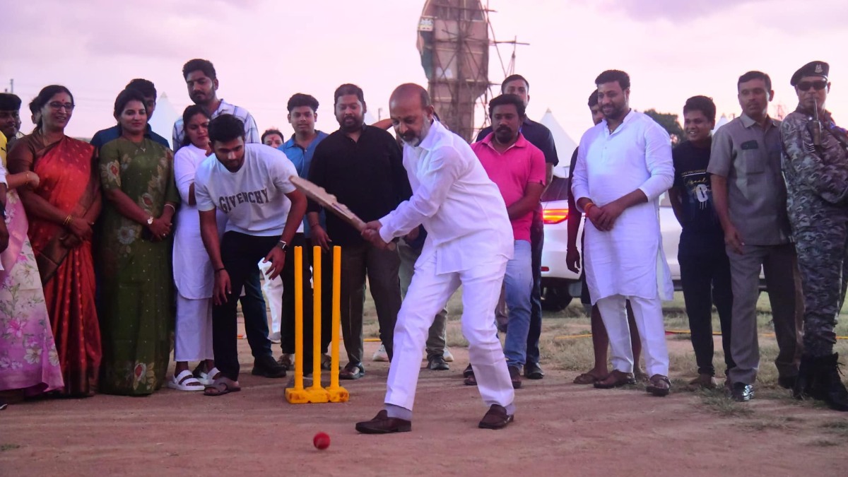 Bandi Sanjay: పిల్లలతో కలిసి క్రికెట్ ఆడిన బండి సంజయ్.. | Union ...