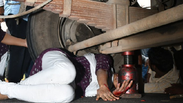 వీడియో: లారీ టైర్ కింద చిక్కుకున్న యువతి- దగ్గరుండి కాపాడిన బండి సంజయ్ ...