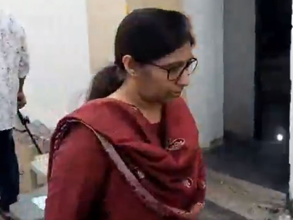 అసెంబ్లీలో వైఎస్ సునీత: అనూహ్య పరిణామం..!! | YS Sunitha spotted in the ...