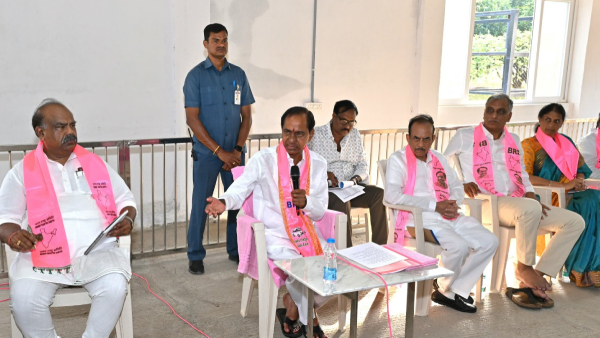 అది మూర్ఖత్వమే: బీఆర్ఎస్ ఎమ్మెల్యేలు, ఎమ్మెల్సీలతో కేసీఆర్ భేటీ | KCR ...