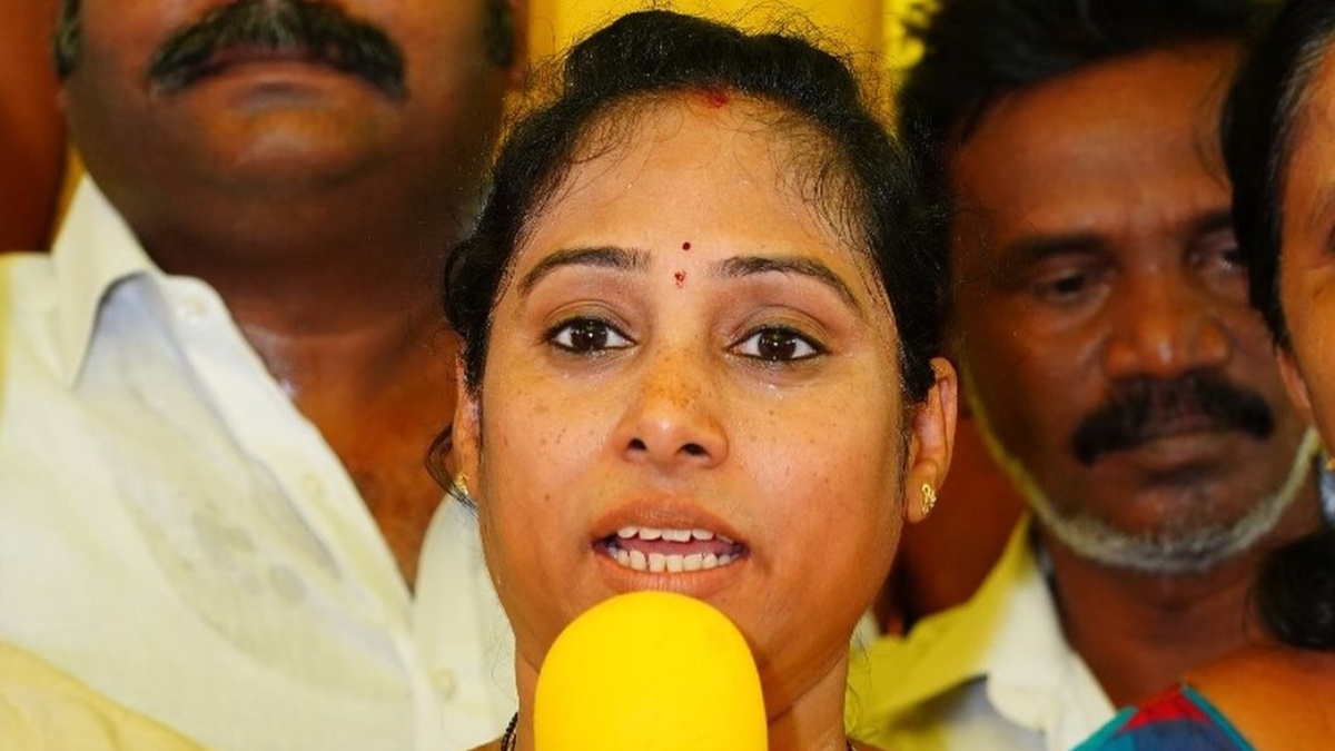 భగవద్గీత అమ్మకాల్ని అడ్డుకున్న టీడీపీ ఎమ్మెల్యే మాధవి-బీజేపీ ...