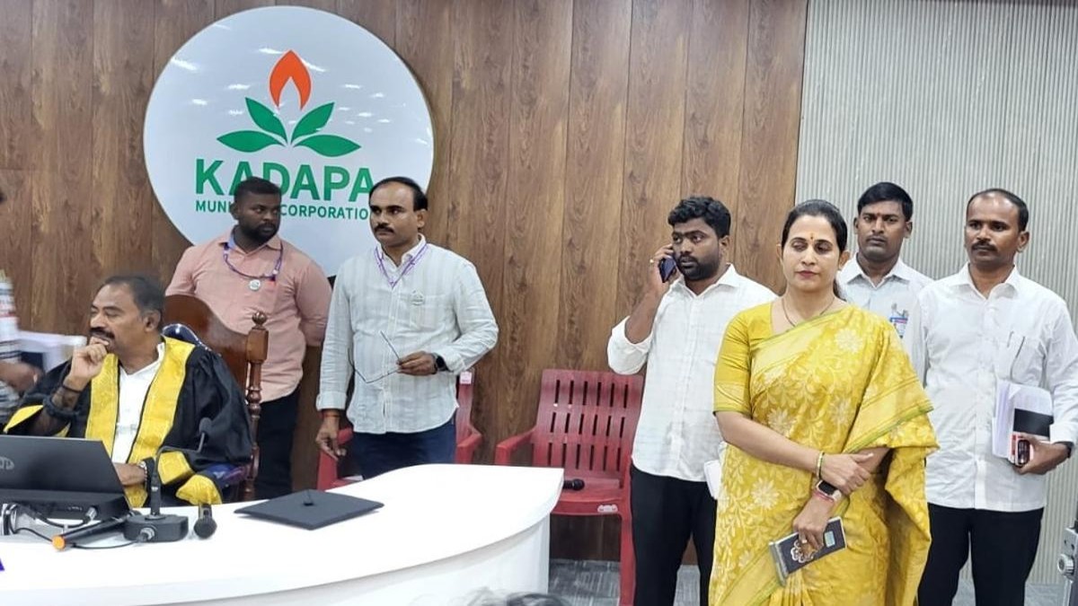 కడప కార్పొరేషన్ సమావేశం లో రచ్చ రచ్చ..!! | MLA Madhavi Reddy once again ...
