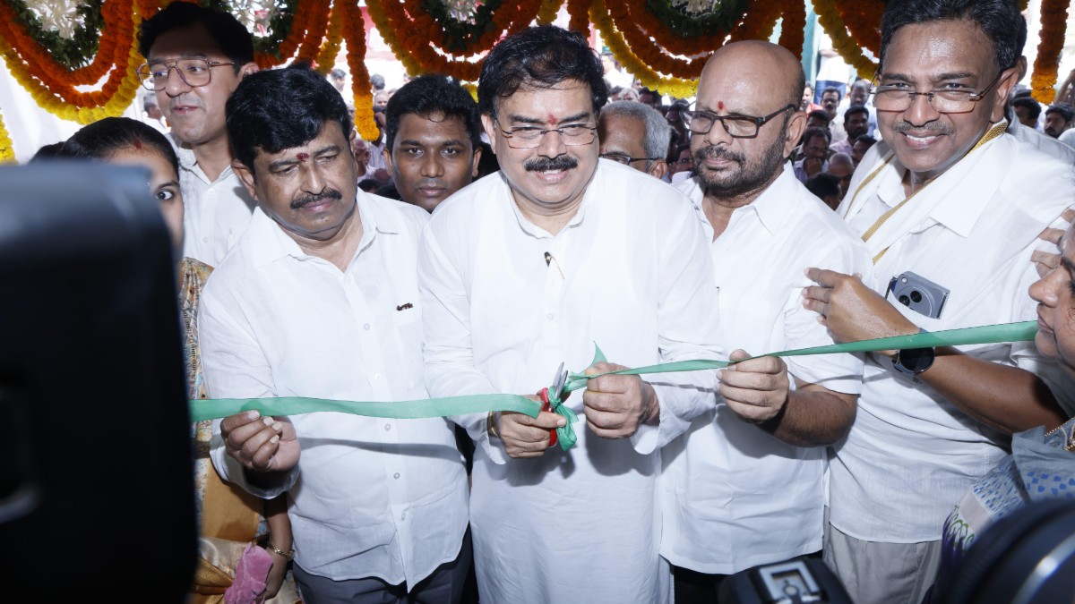 AP Ration Shops: ఏపీలో మళ్లీ మొదలైన రేషన్ షాపులు..! క్యూ కట్టిన జనం ...