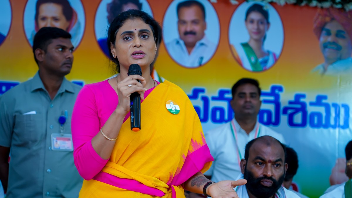 డబ్బులున్నోళ్లు, ఎమ్మెల్యే కావాలనుకునే వాళ్లకు..వైఎస్ షర్మిల ఆఫర్..! | apcc chief ys Sharmila ...