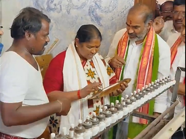 శుభవార్త: డ్వాక్రా మహిళలకు చీరల పండుగ అప్పుడే! | saree festival for ...